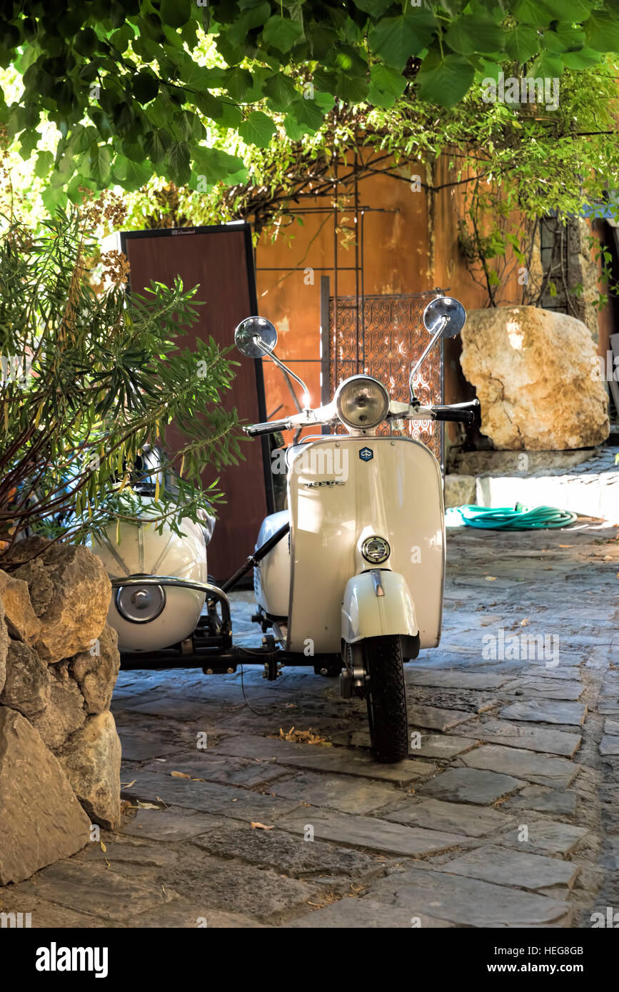 Vespa avec side car Banque de photographies et d’images à haute ...