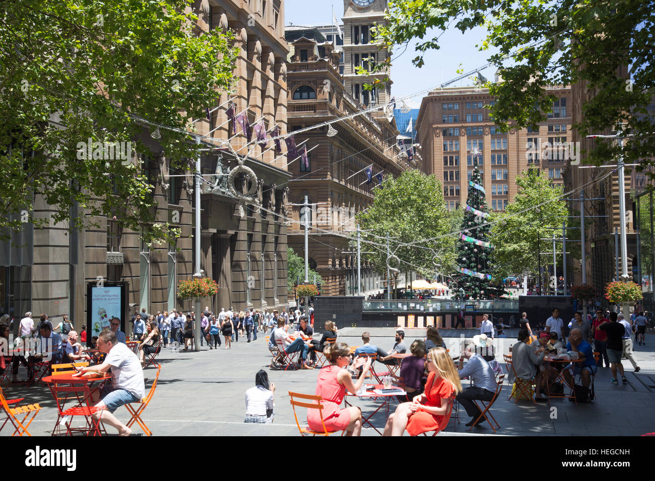 Martin Place dans le centre-ville de Sydney avec ses cafés de rue ...