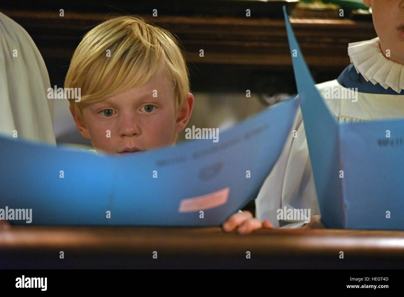 Les choristes du garçon de Wells Cathedral Choir pour répéter la messe ...