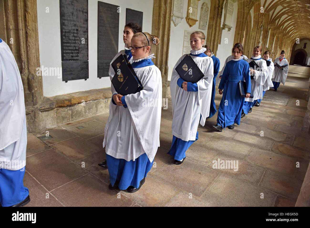 Girl choristers de Wells Cathedral Choir pour répéter la messe choriste ...