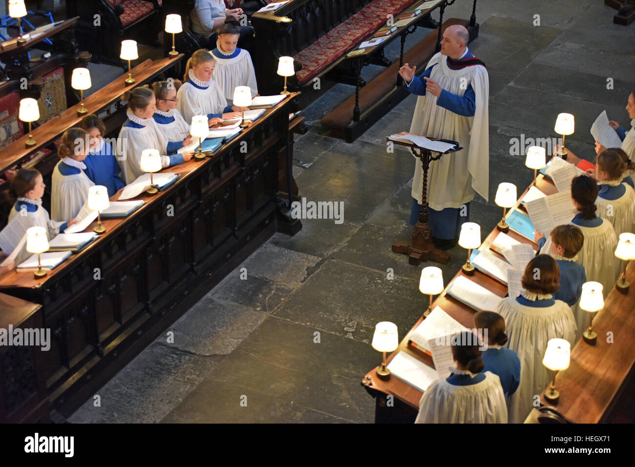 Girl choristers de Wells Cathedral Choir pour répéter la messe choriste ...
