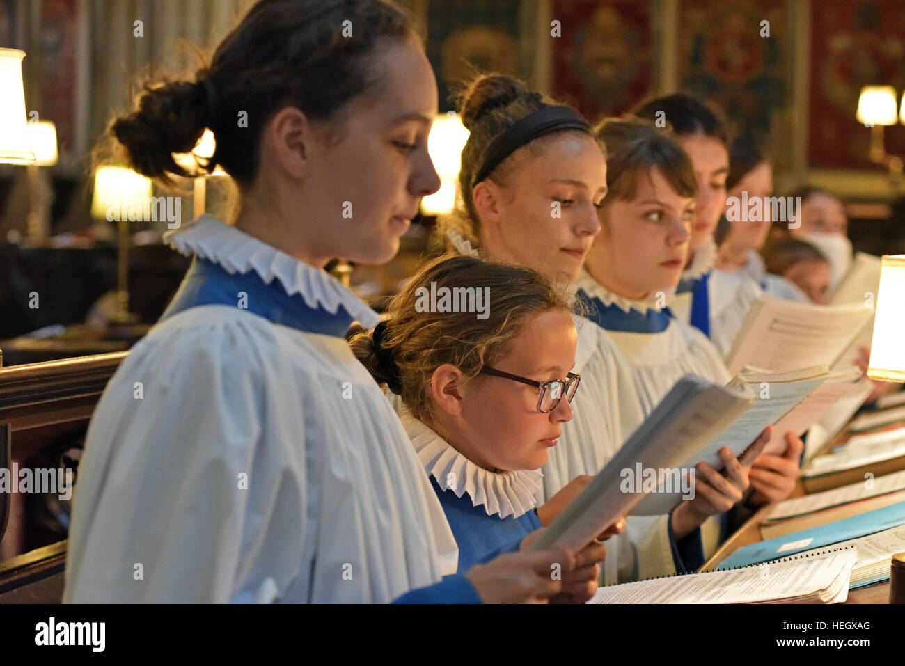 Girl choristers de Wells Cathedral Choir pour répéter la messe choriste ...