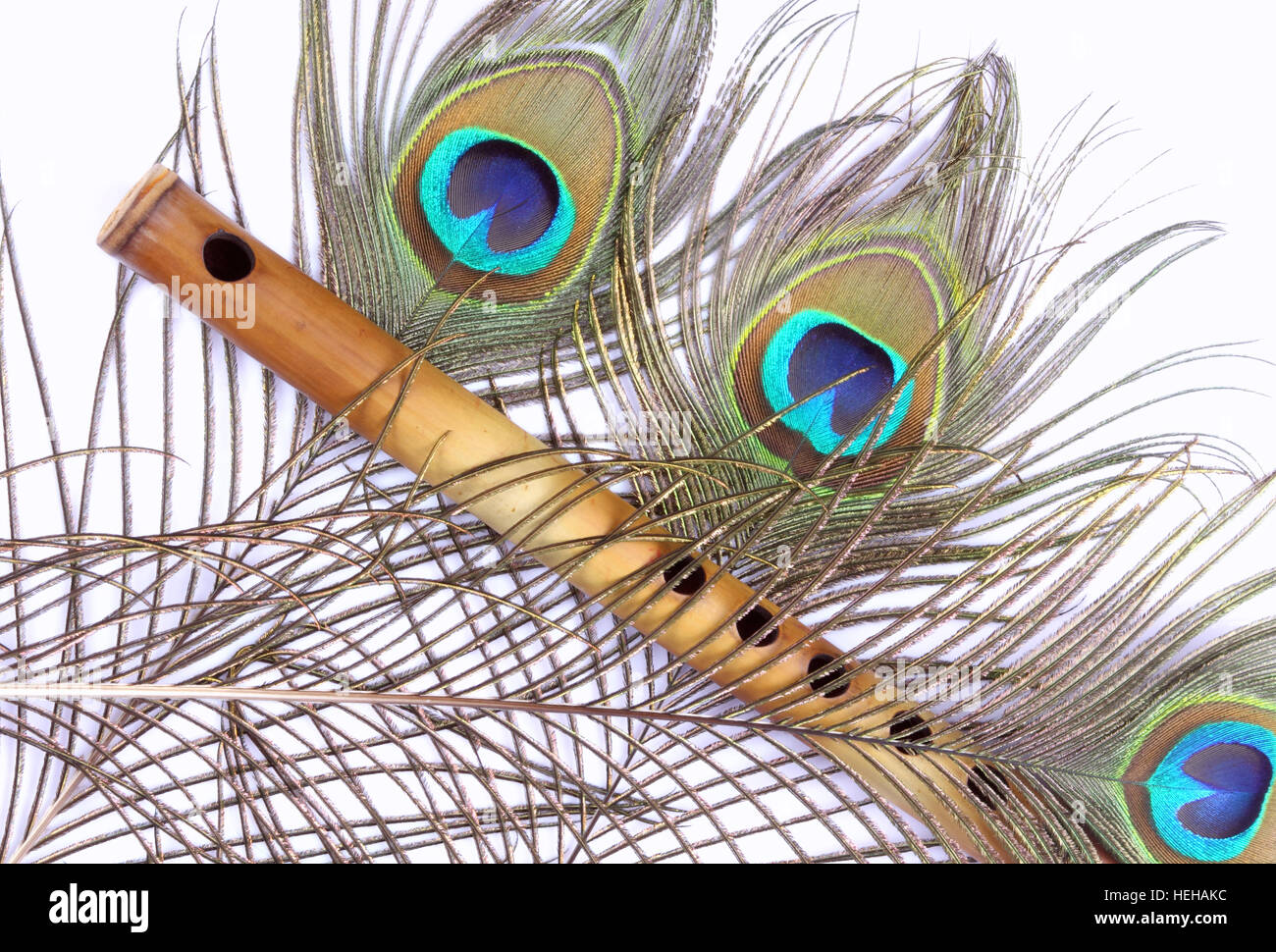 Flûte indienne avec plume de paon Photo Stock - Alamy