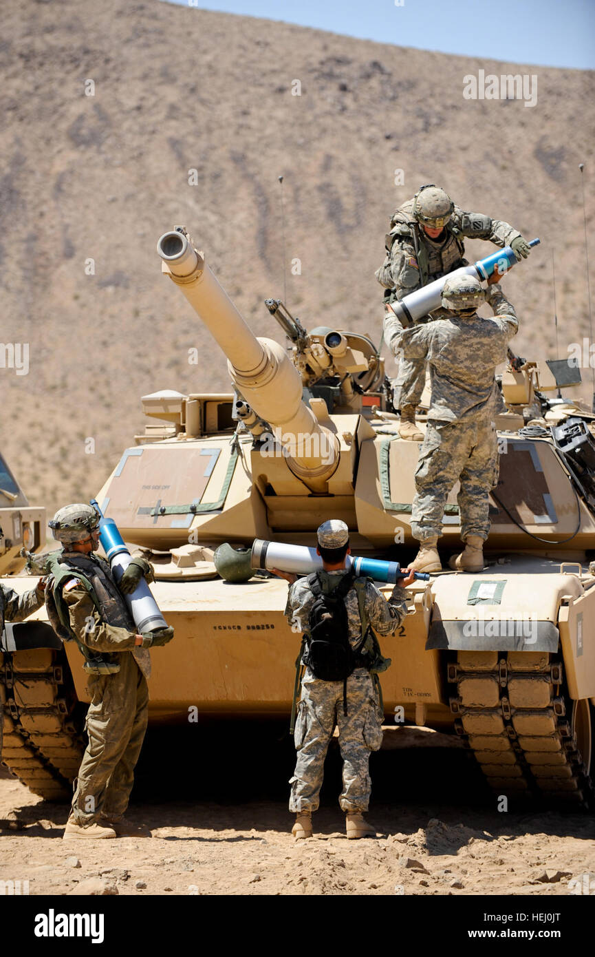 Une équipe de chargement avec baïonnette Company, 2e Bataillon, 69e ...