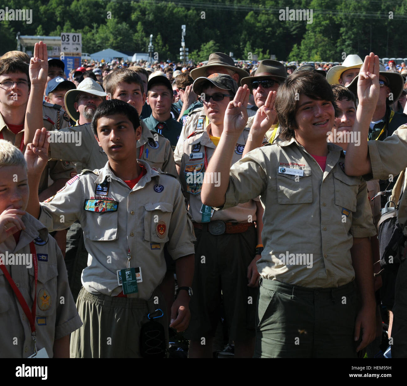 Scouts présents le salut à trois doigts pour honorer la promesse scoute ...