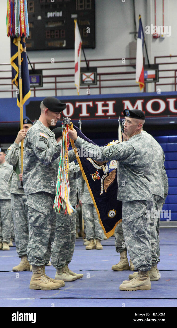 Le Colonel David S. Doyle (à gauche), commandant, commandement et le ...