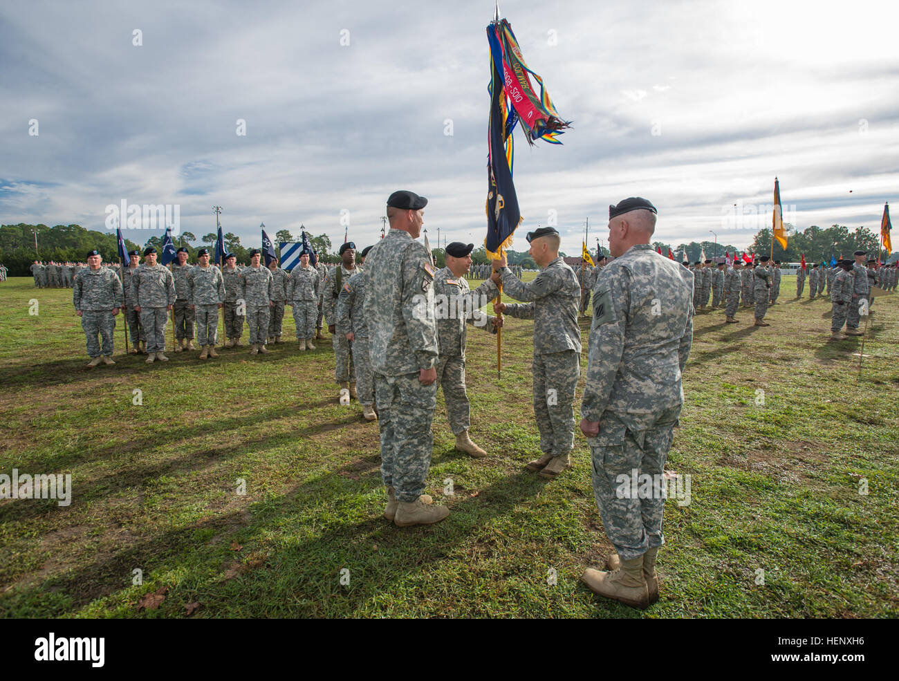 Le lieutenant-colonel Mark Olsen, commandant, 1er Bataillon, 30e ...