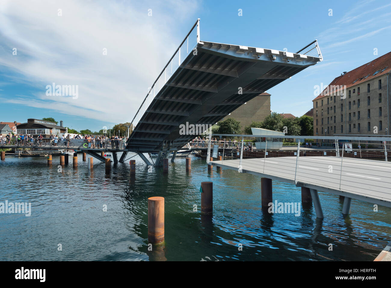 Les cyclistes en attente, nouvelle passerelle pour piétons et vélos ...