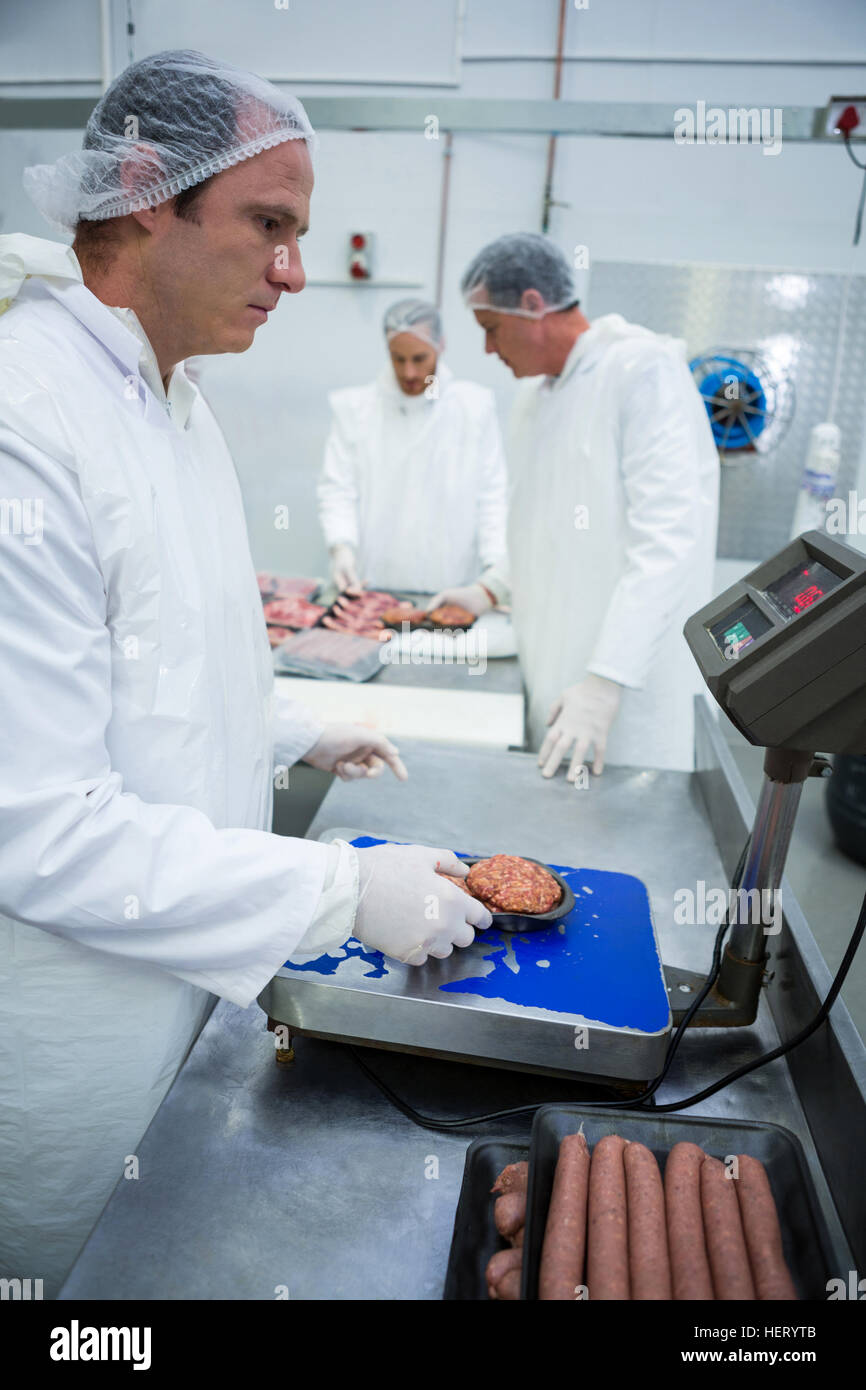 Les paquets de pesage bouchers de viande hachée à l'usine de viande ...