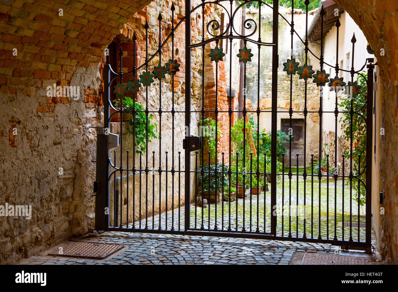 Entrée de cour muret en pierre Banque de photographies et d’images à ...