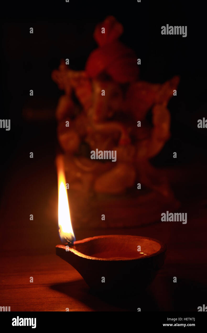 Lampe à huile en argile Banque de photographies et d’images à haute ...