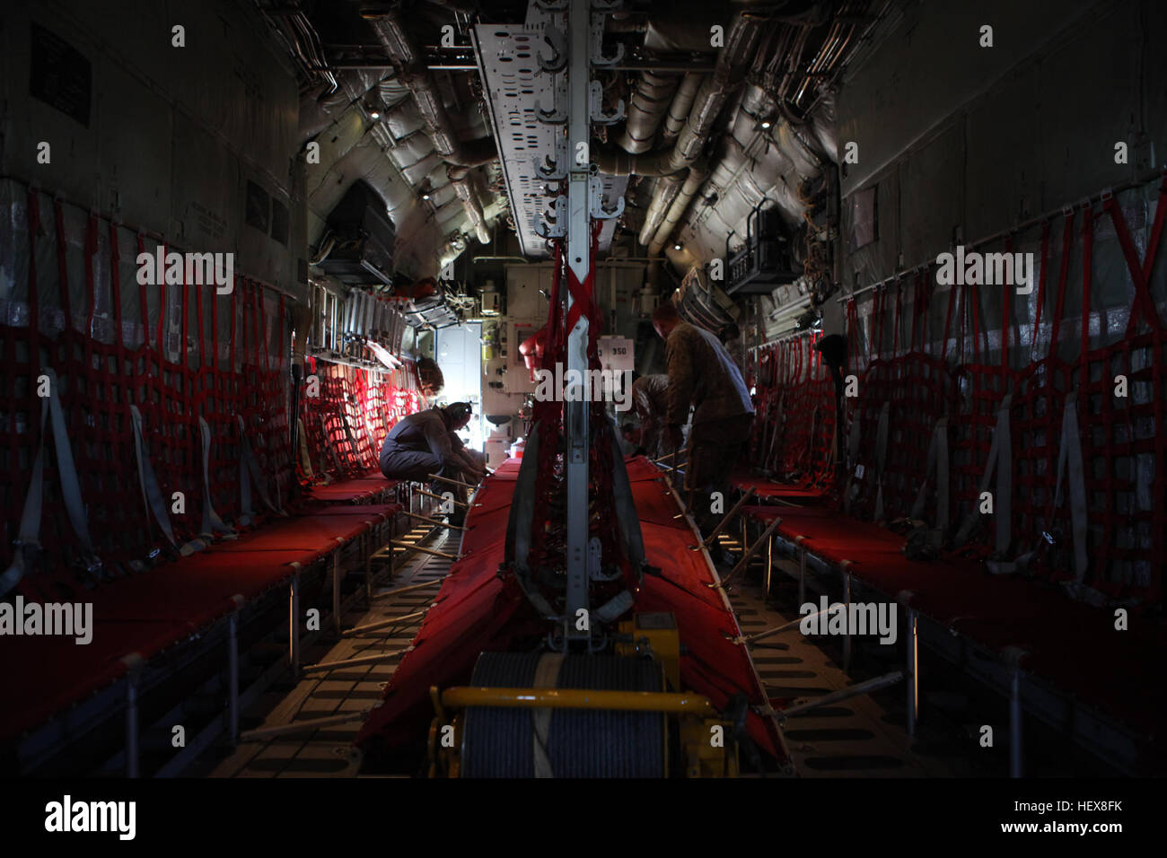 Marines avec 26e Marine Expeditionary Unit, assemblage de sièges sur un ...