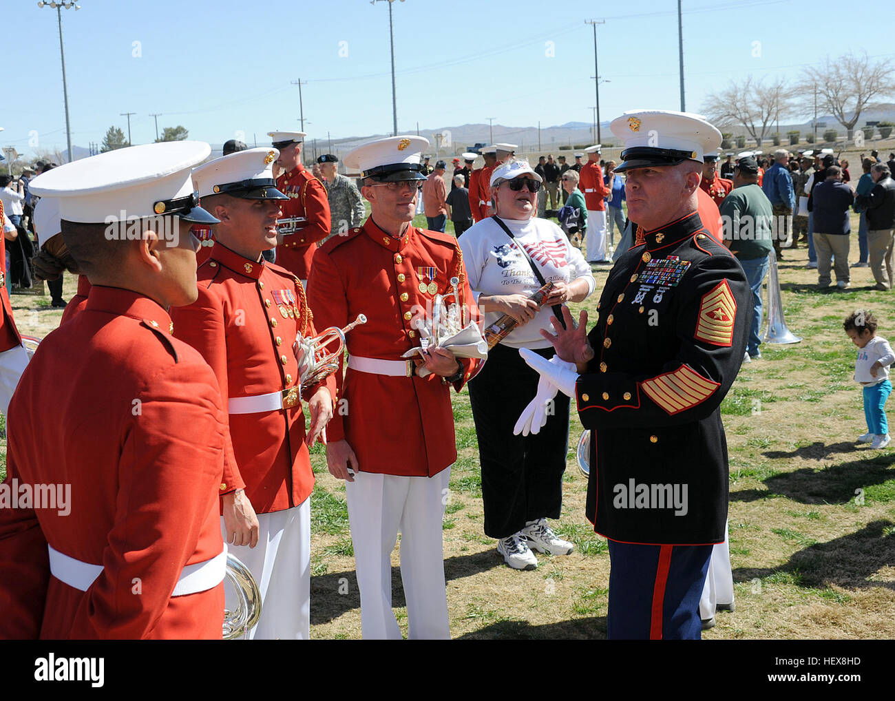 Le Sgt. Le major Donovan G. White parle de la bande Marine Corps ...