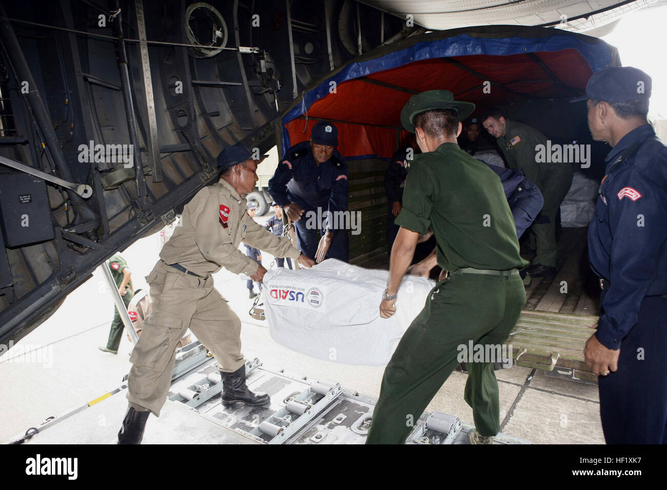 Cyclone nargis relief work par uss essex Banque de photographies et d ...