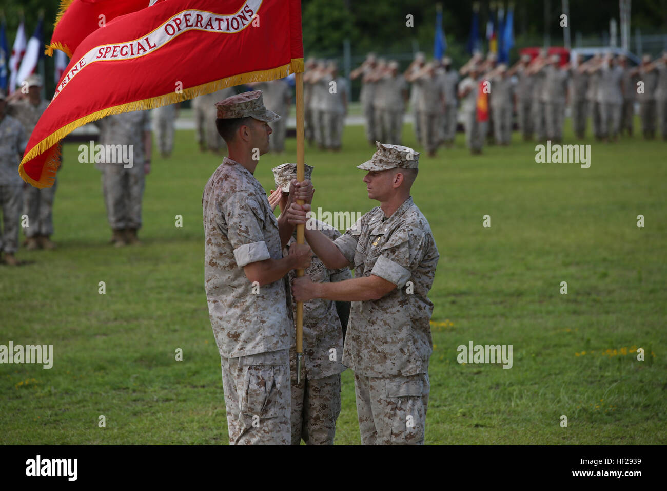 Lieutenant-colonel Eric D. Cloutier passe les couleurs au lieutenant ...