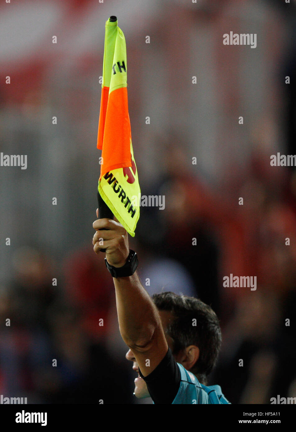 Signalisation de l'arbitre qu'une infraction de hors-jeu s'est produite ...