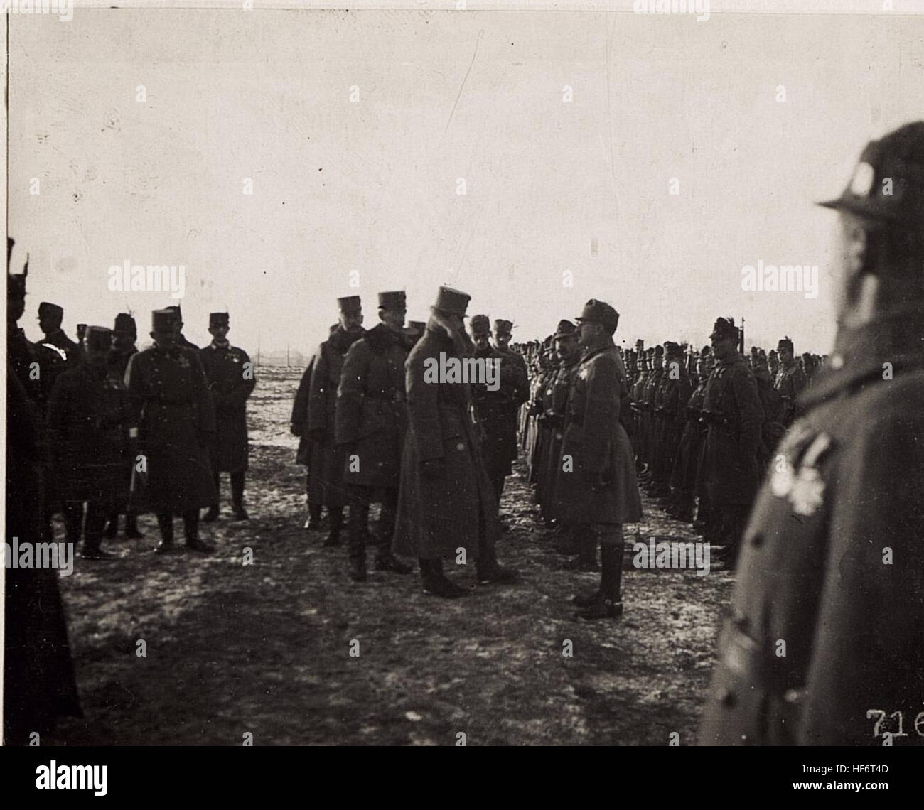Une photographie de l'empereur Karl inspectant les troupes à Vladimir ...