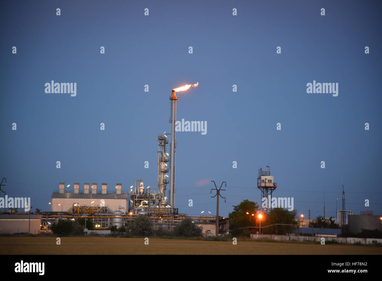 Une raffinerie de pétrole ou de raffineries dans la nuit Photo Stock ...