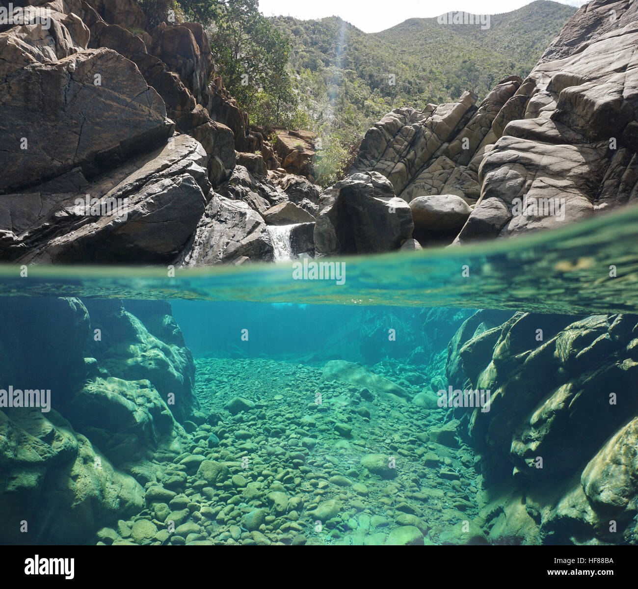 Rochers dans le lit du ruisseau Banque de photographies et d’images à ...