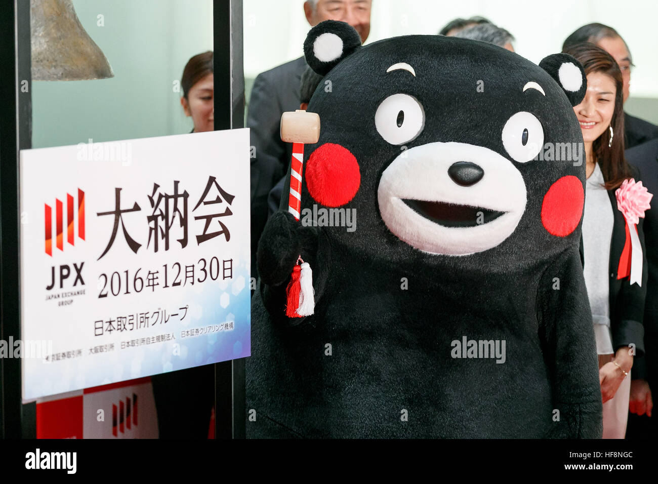 La mascotte de la préfecture de Kumamoto Kumamon pose pour les caméras au cours de la session ...