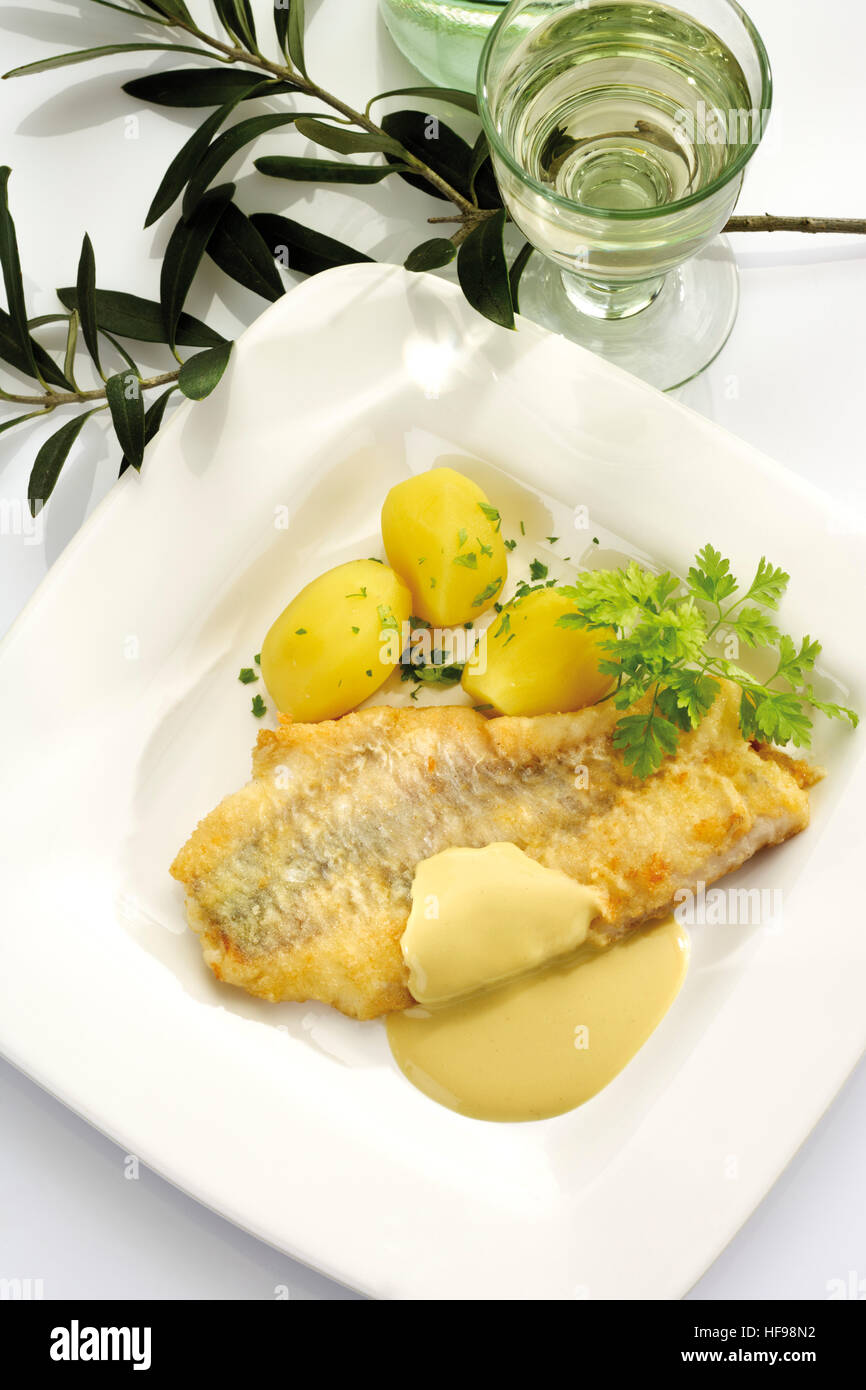 Filet de sébaste poêlé avec sauce moutarde, Pommes de terre bouillies ...