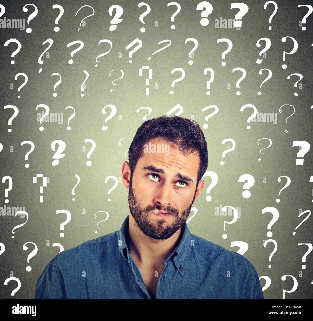 L'homme à la pensée confuse sceptique jusqu'intrigué beaucoup de points ...