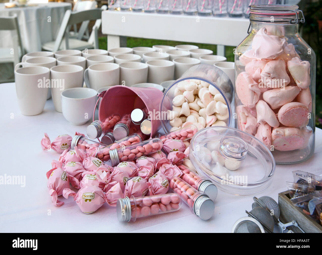 Table de buffet rose Banque de photographies et d’images à haute ...