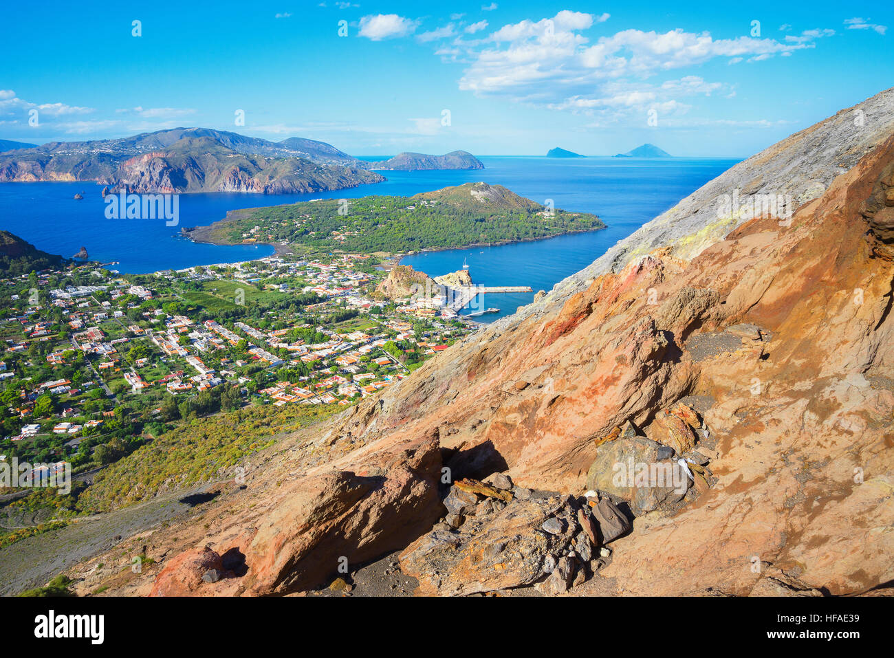 Porto di Levante et Vulcanello vue, Aelolian îles dans l'arrière-plan ...