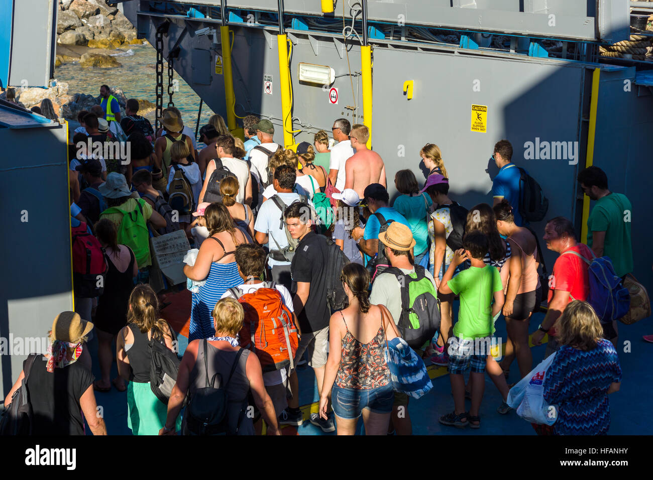 À l'embarcadère de ferry. Des passagers du traversier. Le petit village ...