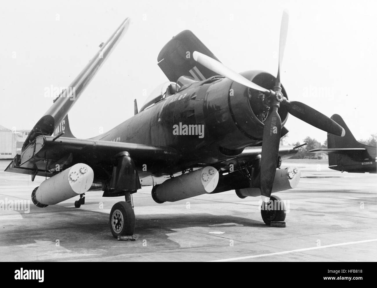 Douglas AD-2 Skyraider avec Mk 25 mines à Patuxent River en juin 1949 ...