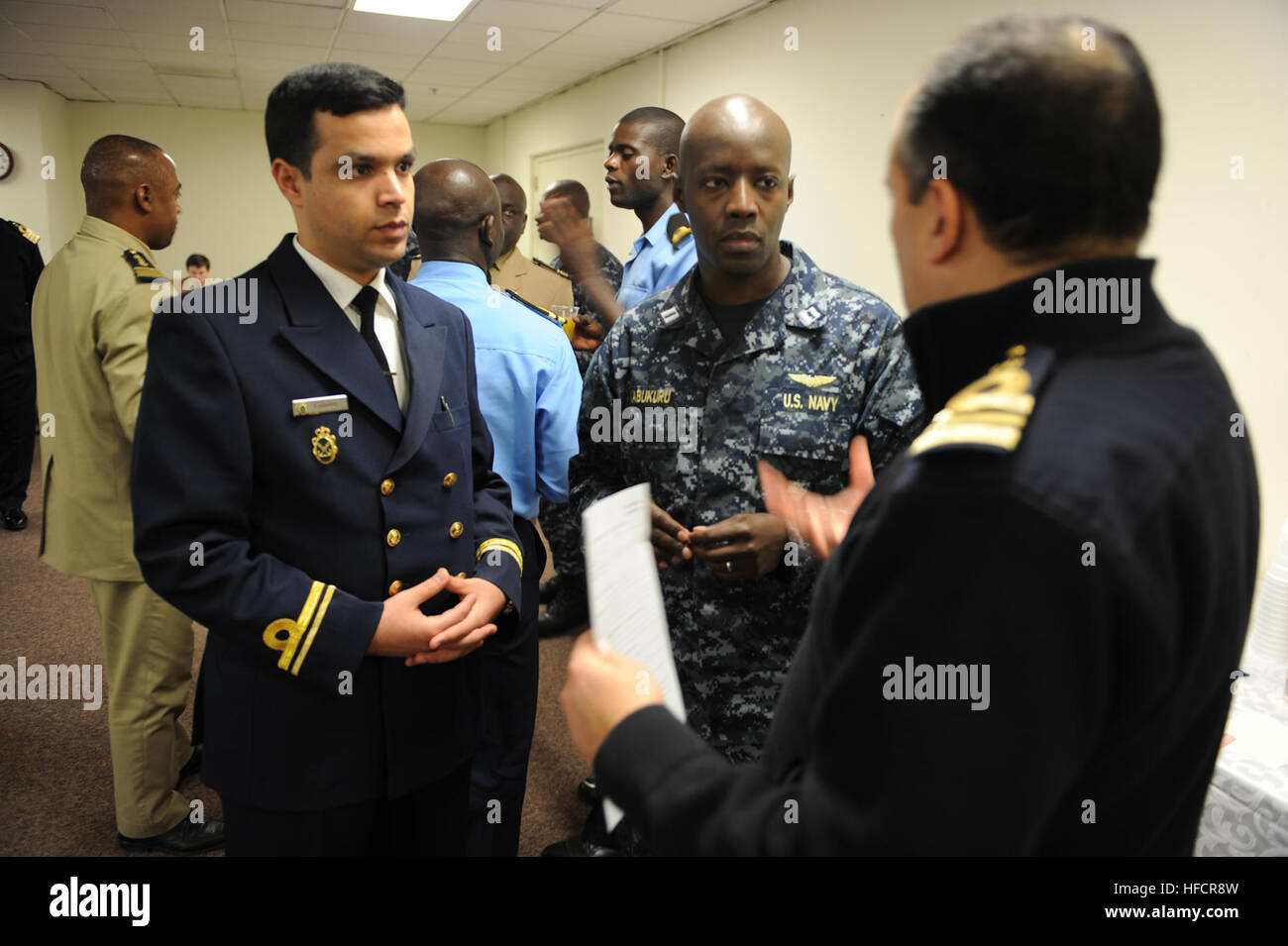 Le lieutenant Apollo Kabukuru parle à la Marine royale marocaine Le Lieutenant Cmdr. Mohammed ...