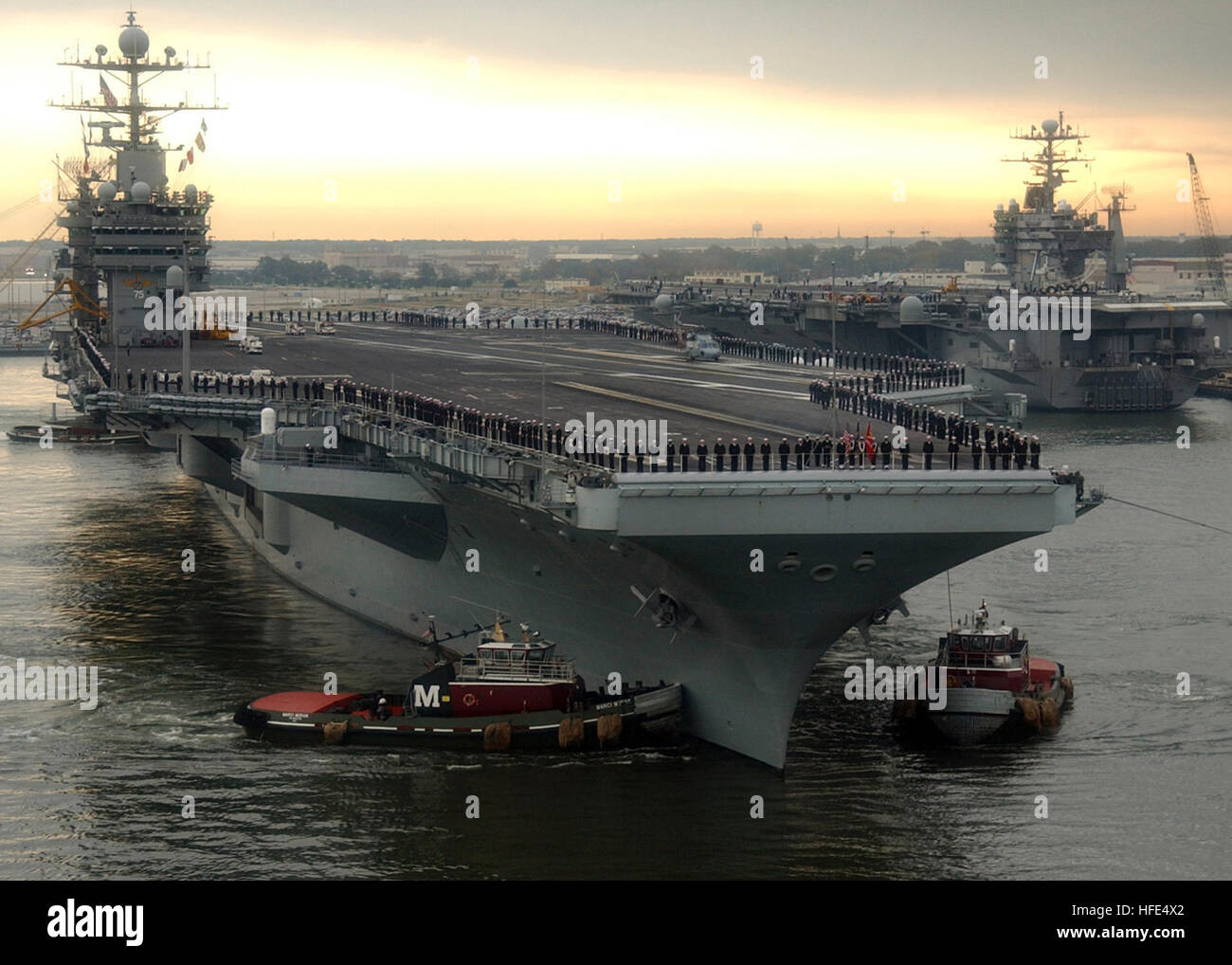 L'USS Harry S. Truman (CVN 75), un porte-avions de classe Nimitz ...