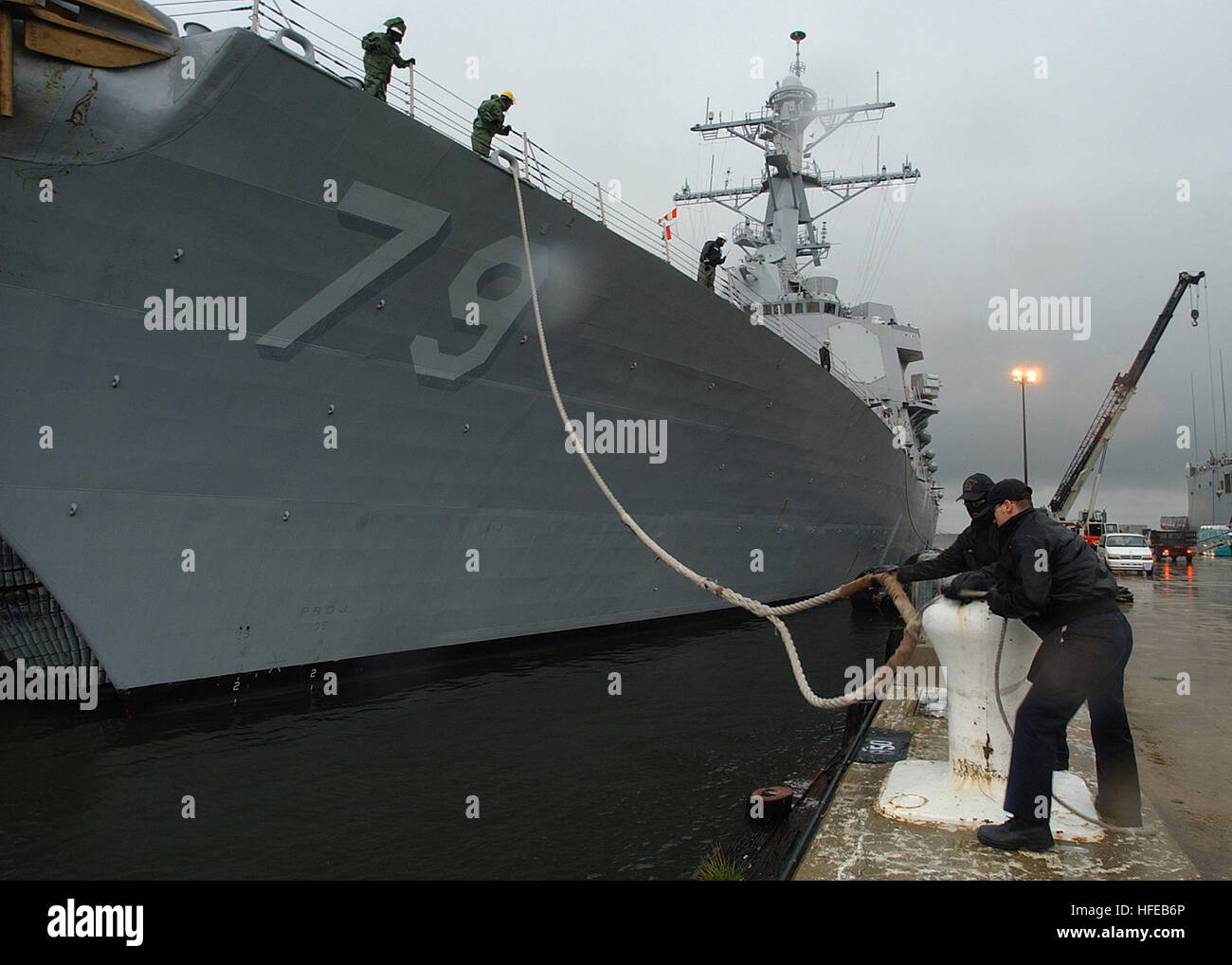 021205-N-4374S-011 Norfolk, Va., (déc. 5, 2002) -- les marins à bord du ...