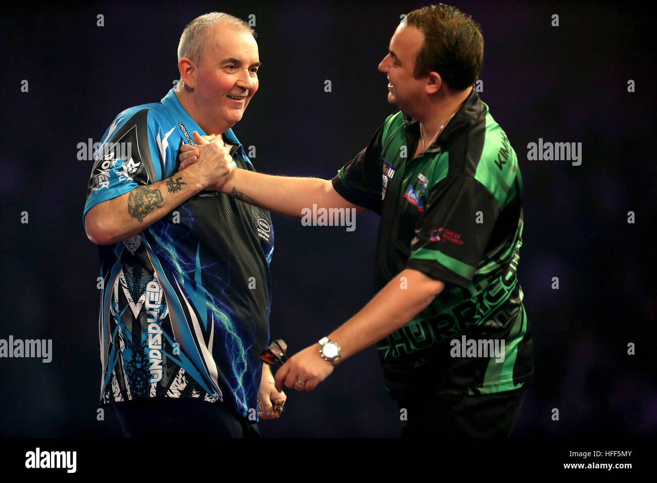 Phil taylor serre la main Banque de photographies et d’images à haute ...