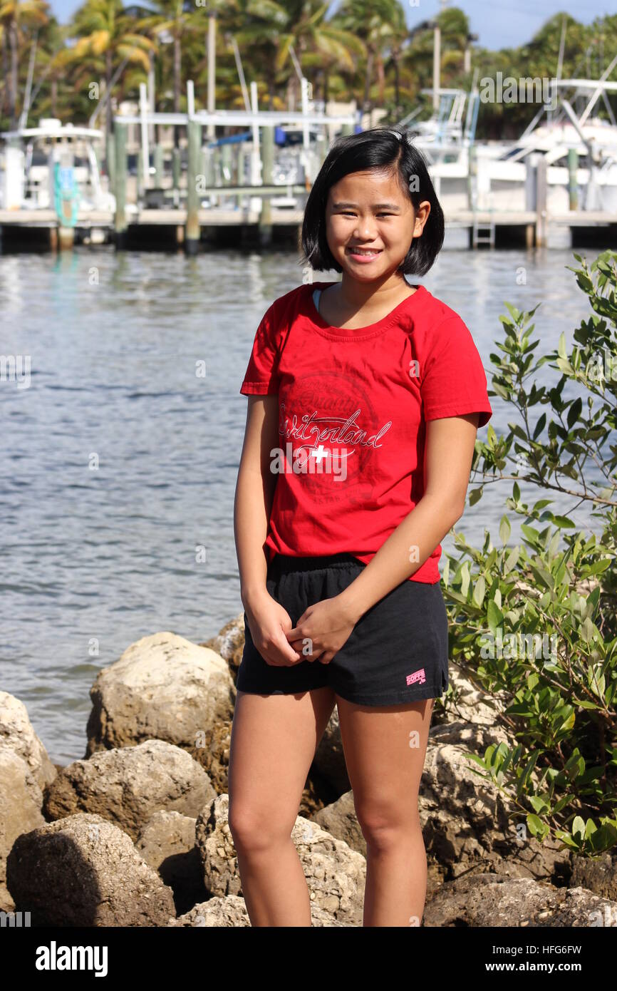 Une adolescente se tient le long de Boynton Inlet lors d'une journée ...