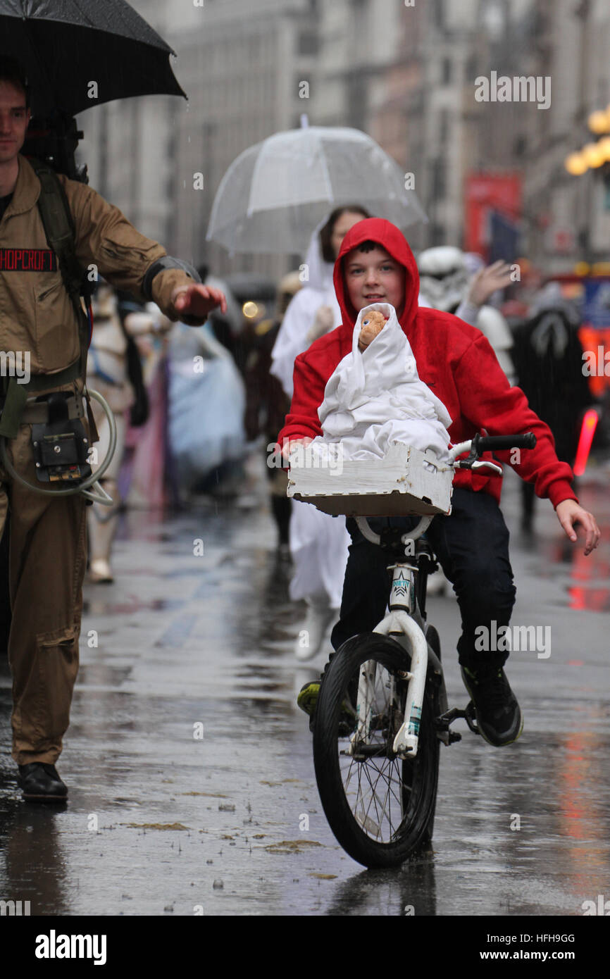 Participant au jack dans la parade verte Banque de photographies et d ...