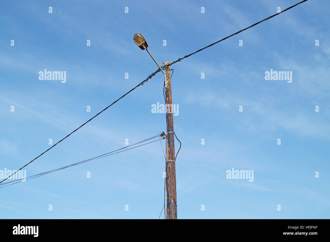 Des poteaux électriques à haute tension nuage blanc et bleu ciel Photo ...