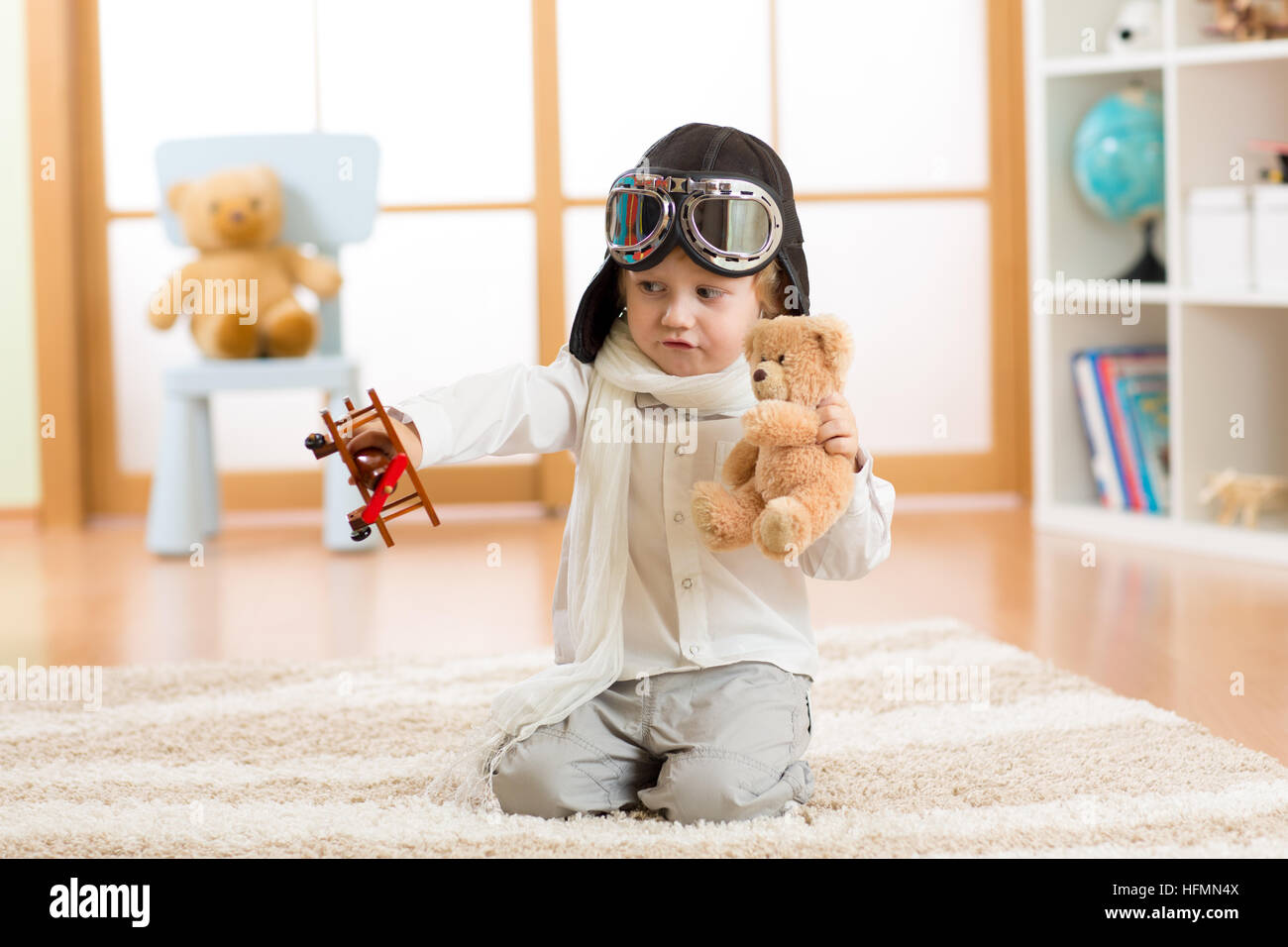 Enfant Joue Dans Sa Chambre Banque d'image et photos - Alamy
