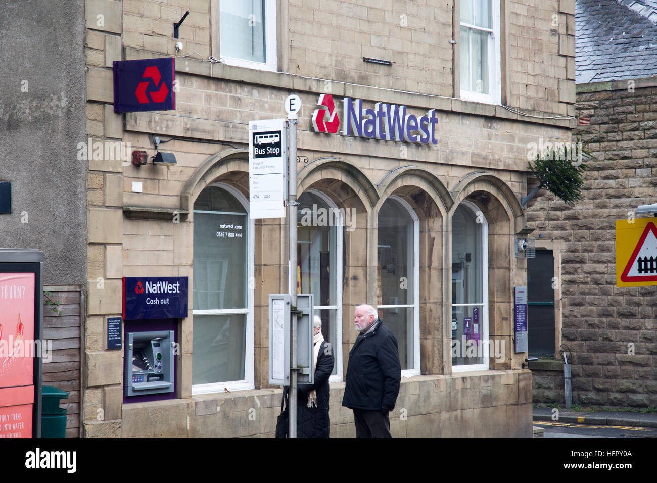 Couple retraité attendant à un arrêt de bus dans le village de ...