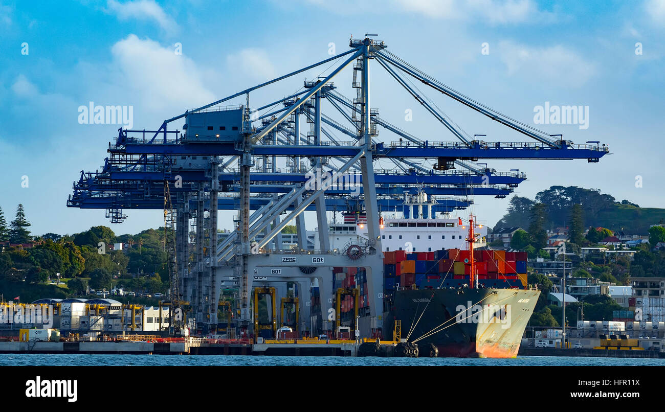 Port auckland docks container crane Banque de photographies et d’images ...
