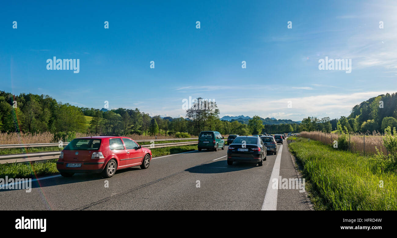 Voitures en embouteillage sur l'autoroute, l'autoroute A8, pré-Alpes ...