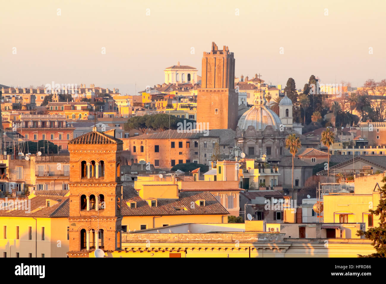 Vue sur les toits de Rome : Palazzo Senatorio's Tower, San Giorgio In ...