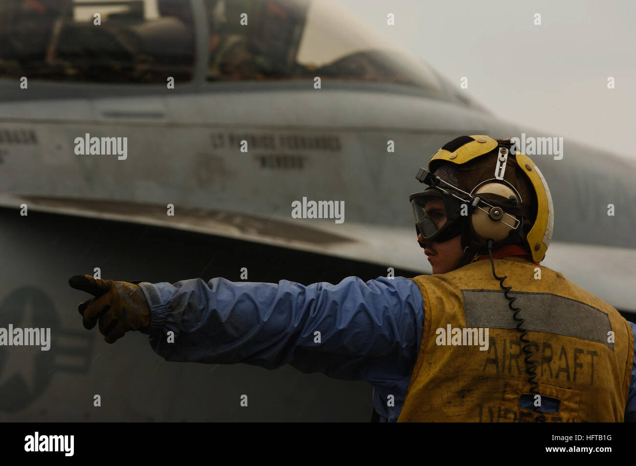 061202-N-8591H-049 Philippines Mer (Dec. 2, 2006) - Maître de Manœuvre ...