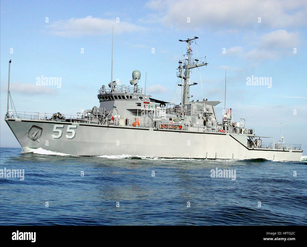 Le USS Oriole (MHC 55), un navire côtier chasseur de mines de classe ...