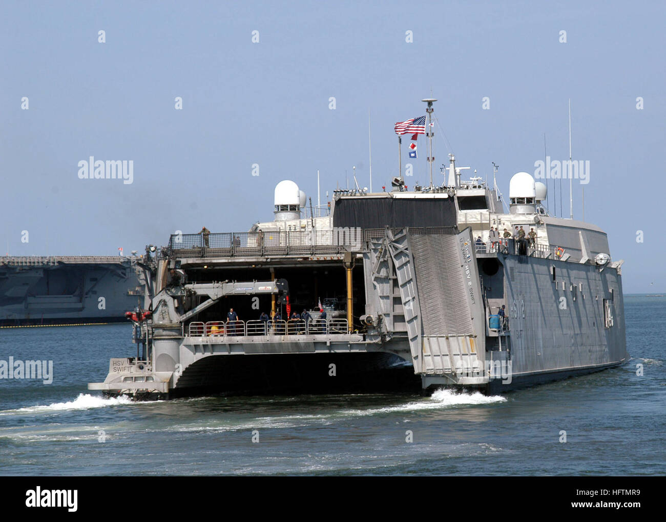070425-N-5677B-042 MAYPORT, Floride (25 avril 2007) - Navire à Grande ...