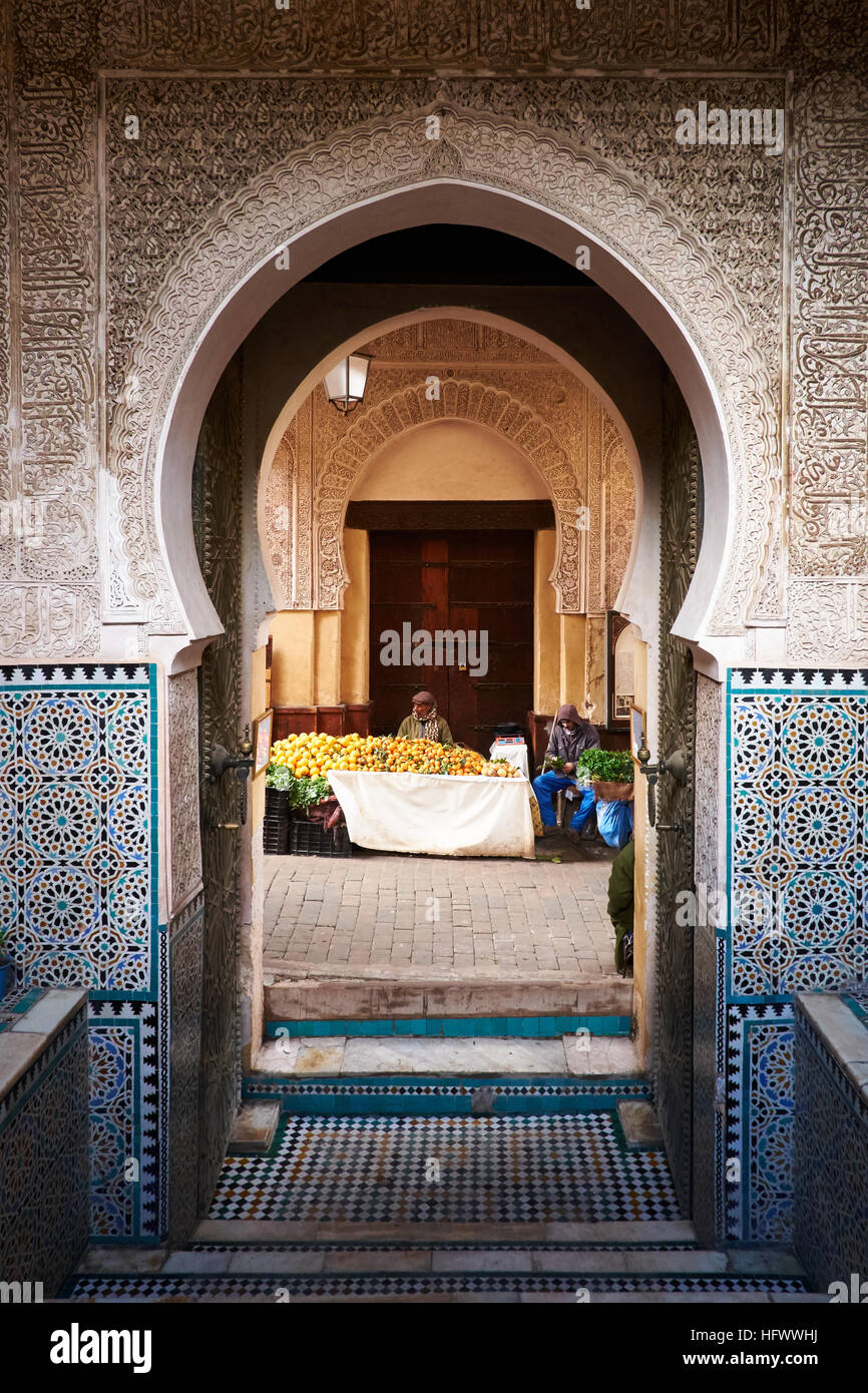Arc en fer à cheval à travers la sortie de la Medersa Bou Inania de Fès ...