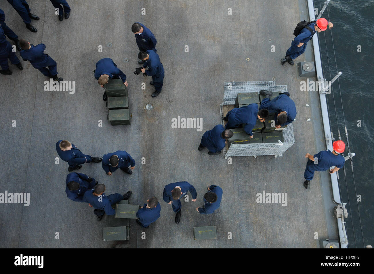 Les marins affectés au commandement amphibie USS Blue Ridge de ...