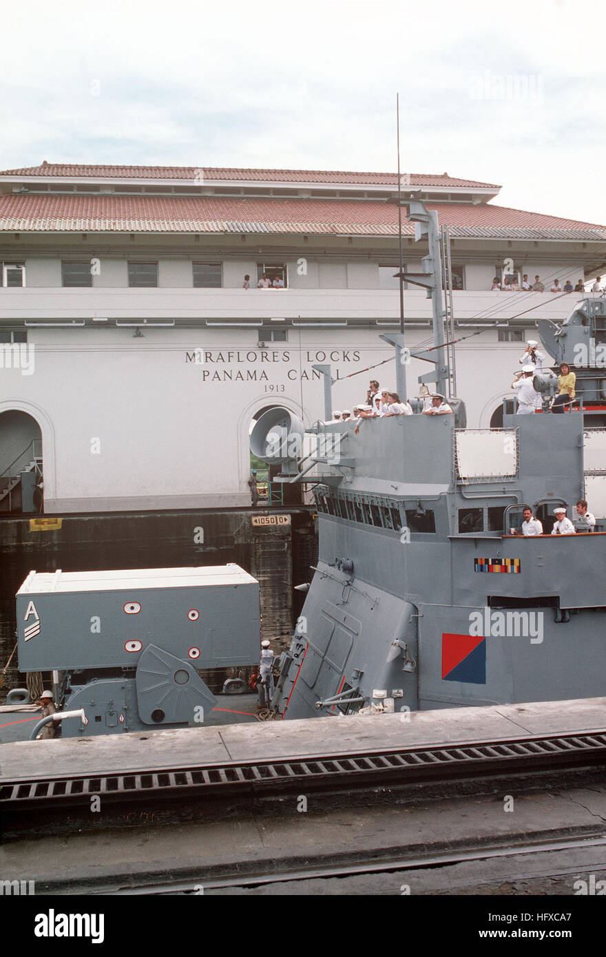 La frégate lance-missiles USS TALBOT (FFG 4) est remorqué dans les ...