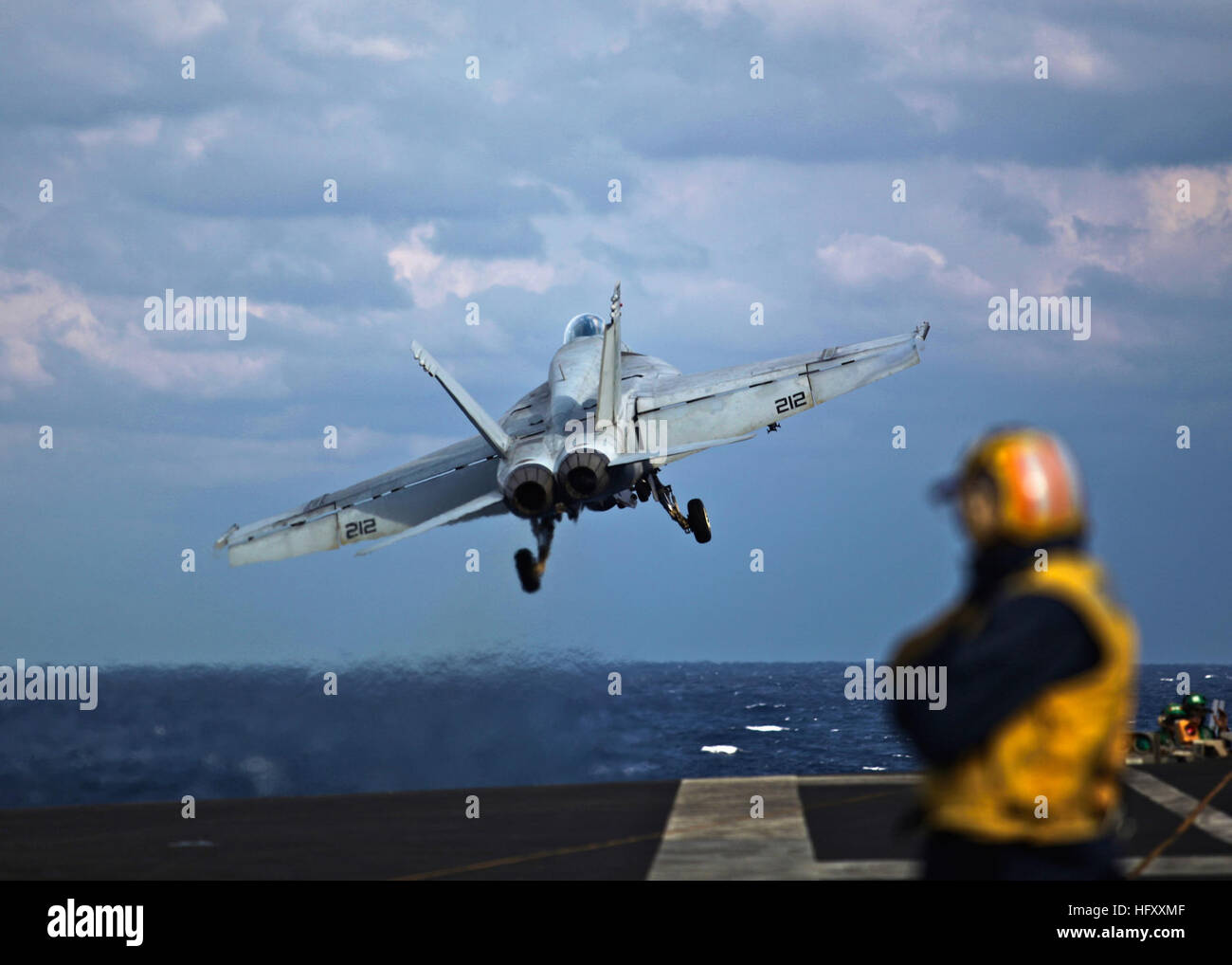 091118-N-2153C-020 de l'OCÉAN PACIFIQUE (nov. 18, 2009) Un F-18E Super ...