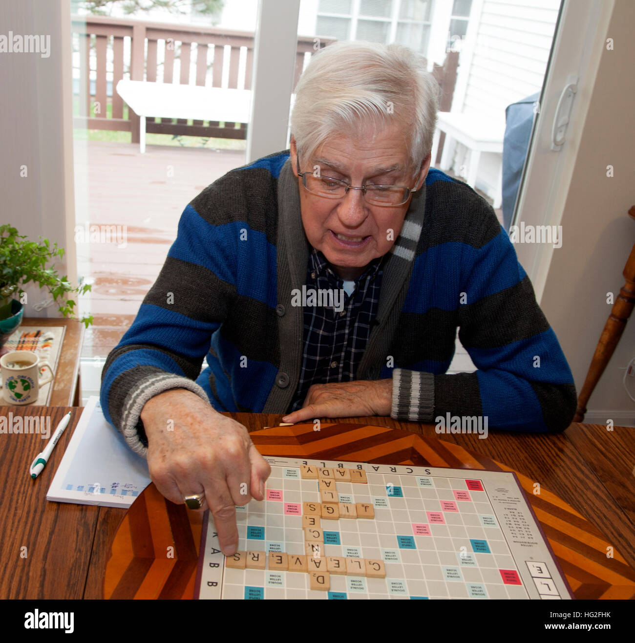 Seniors scrabble game Banque de photographies et d’images à haute ...